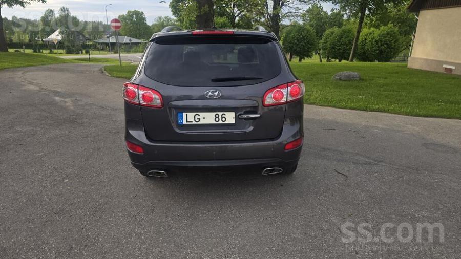 Grey Hyundai Santa Fe 2011 in Riga, with an engine capacity of 2.20 L and mileage of 251 thousand km for 5800 €, photo 7 on AUTOMOTO.COM.LV
