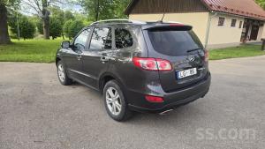 Grey Hyundai Santa Fe 2011 in Riga, with an engine capacity of 2.20 L and mileage of 251 thousand km for 5800 €, photo 8 on AUTOMOTO.COM.LV