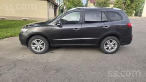 Grey Hyundai Santa Fe 2011 in Riga, with an engine capacity of 2.20 L and mileage of 251 thousand km for 5800 €, photo 9 on AUTOMOTO.COM.LV