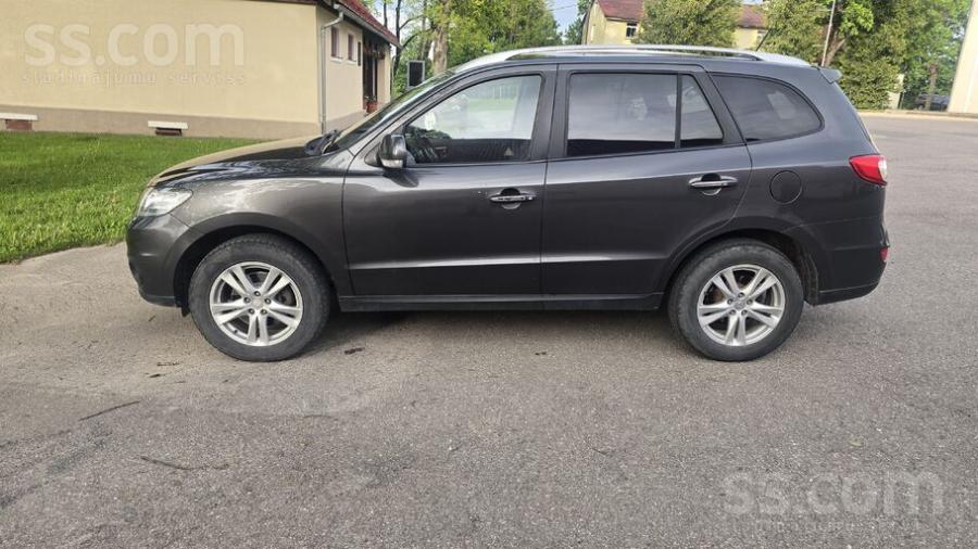 Grey Hyundai Santa Fe 2011 in Riga, with an engine capacity of 2.20 L and mileage of 251 thousand km for 5800 €, photo 9 on AUTOMOTO.COM.LV