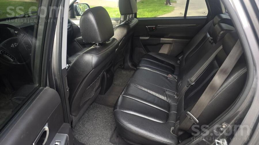 Grey Hyundai Santa Fe 2011 in Riga, with an engine capacity of 2.20 L and mileage of 251 thousand km for 5800 €, photo 11 on AUTOMOTO.COM.LV
