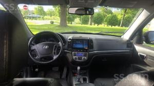 Grey Hyundai Santa Fe 2011 in Riga, with an engine capacity of 2.20 L and mileage of 251 thousand km for 5800 €, photo 13 on AUTOMOTO.COM.LV
