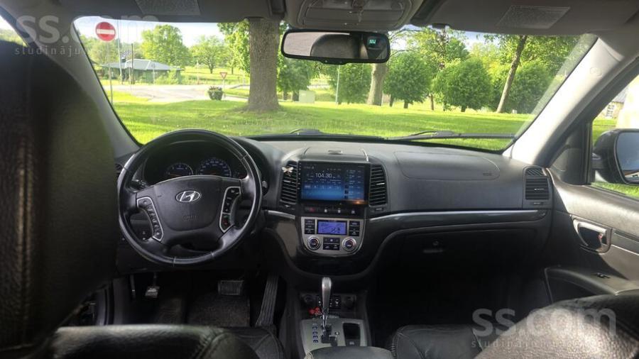 Grey Hyundai Santa Fe 2011 in Riga, with an engine capacity of 2.20 L and mileage of 251 thousand km for 5800 €, photo 13 on AUTOMOTO.COM.LV