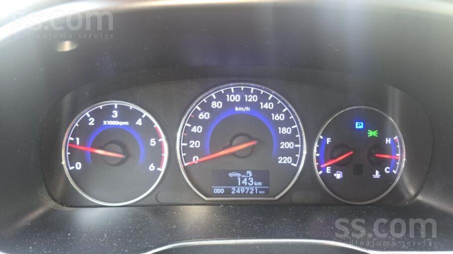 Grey Hyundai Santa Fe 2011 in Riga, with an engine capacity of 2.20 L and mileage of 251 thousand km for 5800 €, photo 14 on AUTOMOTO.COM.LV