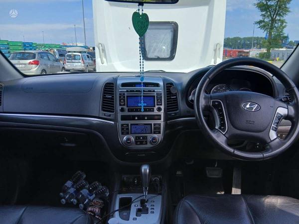 Grey Hyundai Santa Fe 2011 in Silute, with an engine capacity of 2.20 L and mileage of 153 thousand km for 2600 €, photo 5 on AUTOMOTO.COM.LV