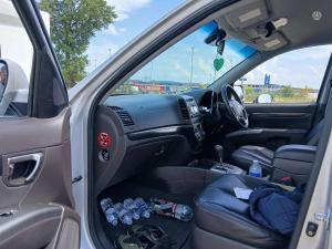 Grey Hyundai Santa Fe 2011 in Silute, with an engine capacity of 2.20 L and mileage of 153 thousand km for 2600 €, photo 9 on AUTOMOTO.COM.LV
