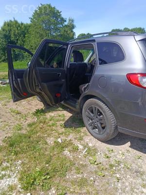 Pelēks Hyundai Santa Fe 2011 Rīga, ar dzinēja tilpumu 2.40 L un nobraukumu 276 tūkst. km par 5000 €, foto 4 vietnē AUTOMOTO.COM.LV
