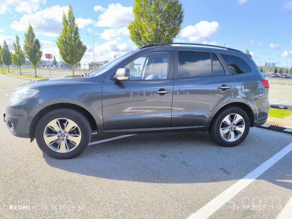 Pelēks Hyundai Santa Fe 2011 Rīga, ar dzinēja tilpumu 2.20 L un nobraukumu 257 tūkst. km par 7350 €, foto 3 vietnē AUTOMOTO.COM.LV