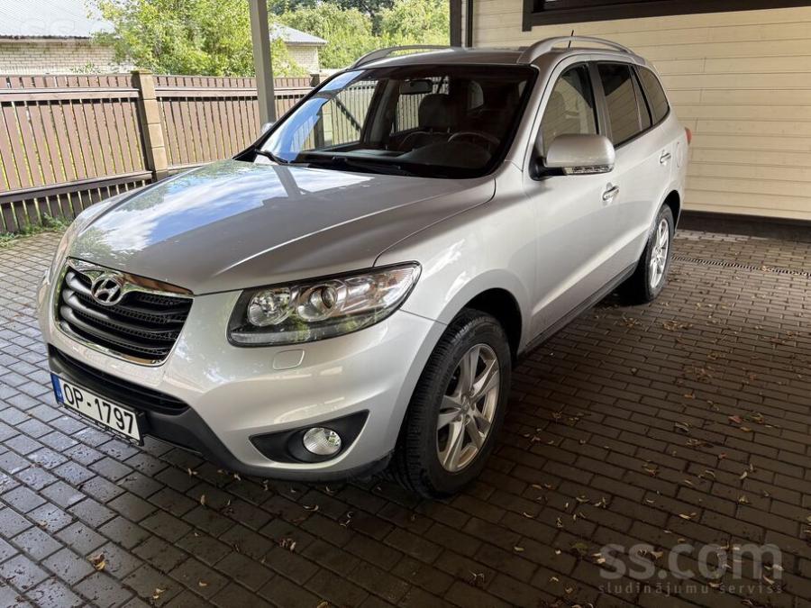 Pelēks Hyundai Santa Fe 2011 Rīga, ar dzinēja tilpumu 2.20 L un nobraukumu 188 tūkst. km par 6700 €, foto 1 vietnē AUTOMOTO.COM.LV