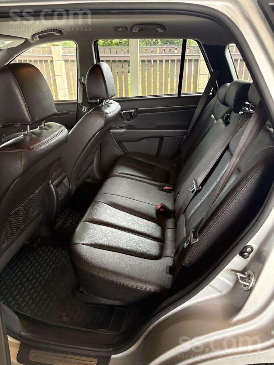 Pelēks Hyundai Santa Fe 2011 Rīga, ar dzinēja tilpumu 2.20 L un nobraukumu 188 tūkst. km par 6700 €, foto 4 vietnē AUTOMOTO.COM.LV
