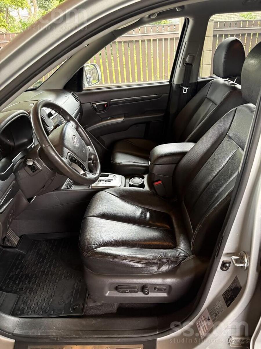 Pelēks Hyundai Santa Fe 2011 Rīga, ar dzinēja tilpumu 2.20 L un nobraukumu 188 tūkst. km par 6700 €, foto 5 vietnē AUTOMOTO.COM.LV