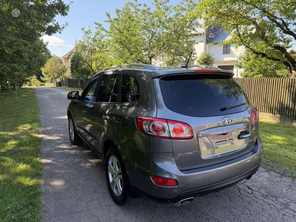 Grey Hyundai Santa Fe 2011 in Kaunas, with an engine capacity of 2.20 L and mileage of 248 thousand km for 6750 €, photo 3 on AUTOMOTO.COM.LV
