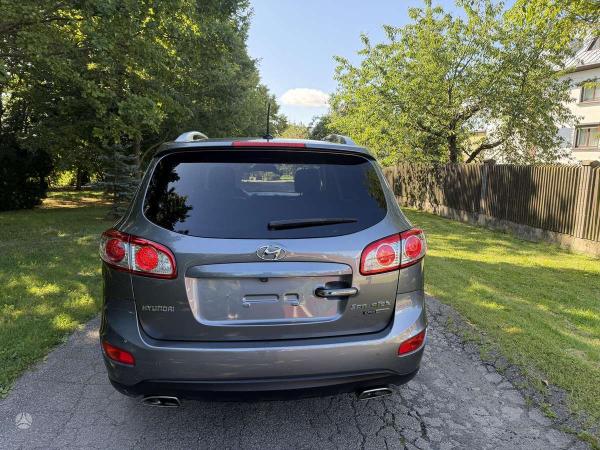 Grey Hyundai Santa Fe 2011 in Kaunas, with an engine capacity of 2.20 L and mileage of 248 thousand km for 6750 €, photo 4 on AUTOMOTO.COM.LV