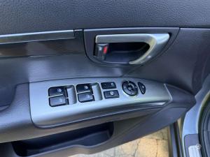Pelēks Hyundai Santa Fe 2011 Kauņa, ar dzinēja tilpumu 2.20 L un nobraukumu 248 tūkst. km par 6750 €, foto 25 vietnē AUTOMOTO.COM.LV