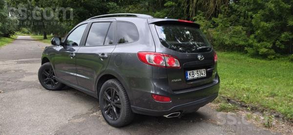 Grey Hyundai Santa Fe 2011 in Riga, with an engine capacity of 2.40 L and mileage of 275 thousand km for 4100 €, photo 3 on AUTOMOTO.COM.LV