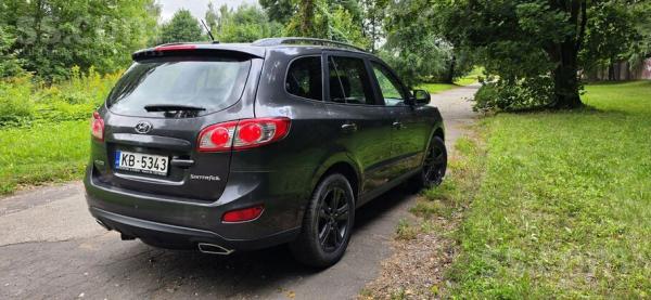 Grey Hyundai Santa Fe 2011 in Riga, with an engine capacity of 2.40 L and mileage of 275 thousand km for 4100 €, photo 4 on AUTOMOTO.COM.LV