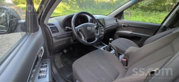 Grey Hyundai Santa Fe 2011 in Riga, with an engine capacity of 2.40 L and mileage of 275 thousand km for 4100 €, photo 7 on AUTOMOTO.COM.LV