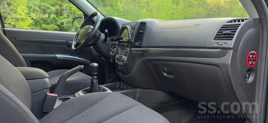 Pelēks Hyundai Santa Fe 2011 Rīga, ar dzinēja tilpumu 2.40 L un nobraukumu 275 tūkst. km par 4100 €, foto 9 vietnē AUTOMOTO.COM.LV