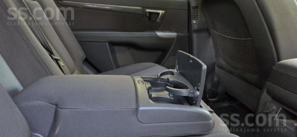 Grey Hyundai Santa Fe 2011 in Riga, with an engine capacity of 2.40 L and mileage of 275 thousand km for 4100 €, photo 10 on AUTOMOTO.COM.LV