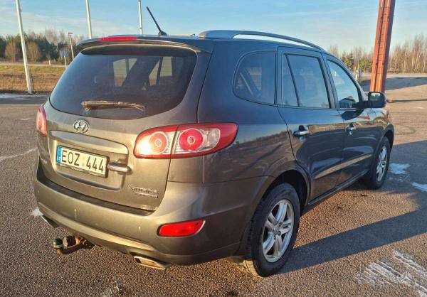 Grey Hyundai Santa Fe 2011 in Vilnius, with an engine capacity of 2.20 L and mileage of 592 thousand km for 4300 €, photo 5 on AUTOMOTO.COM.LV