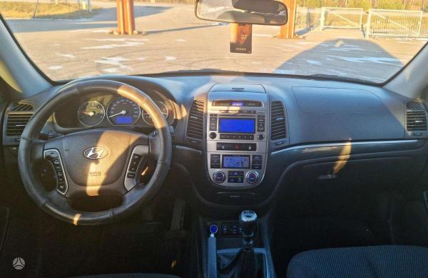 Grey Hyundai Santa Fe 2011 in Vilnius, with an engine capacity of 2.20 L and mileage of 592 thousand km for 4300 €, photo 9 on AUTOMOTO.COM.LV
