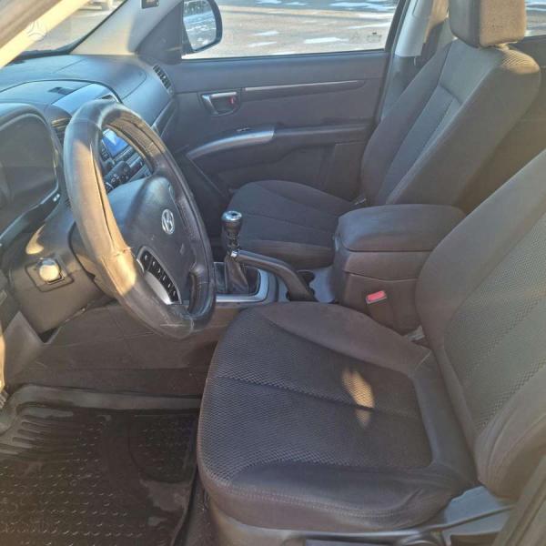 Grey Hyundai Santa Fe 2011 in Vilnius, with an engine capacity of 2.20 L and mileage of 592 thousand km for 4300 €, photo 11 on AUTOMOTO.COM.LV