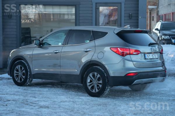Pelēks Hyundai Santa Fe 2012 Liepāja, ar dzinēja tilpumu 2.40 L un nobraukumu 147 tūkst. km par 10500 €, foto 2 vietnē AUTOMOTO.COM.LV