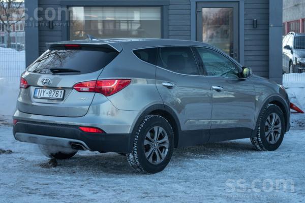 Pelēks Hyundai Santa Fe 2012 Liepāja, ar dzinēja tilpumu 2.40 L un nobraukumu 147 tūkst. km par 10500 €, foto 3 vietnē AUTOMOTO.COM.LV