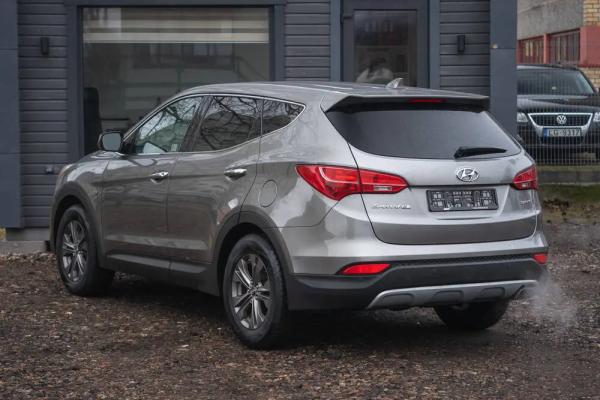 Grey Hyundai Santa Fe 2012 in Liepaja, with an engine capacity of 2.40 L and mileage of 146 thousand km for 9800 €, photo 2 on AUTOMOTO.COM.LV