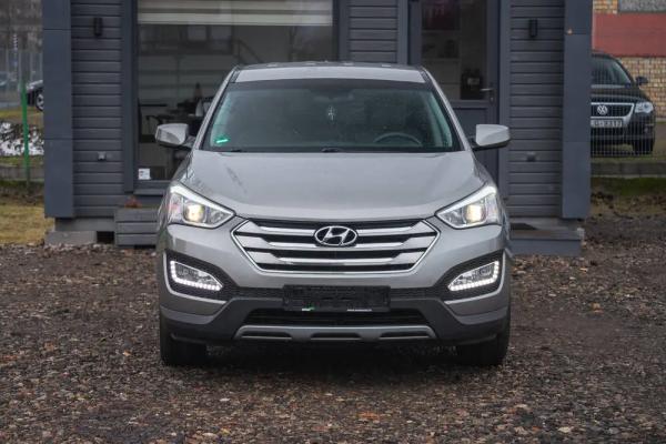 Grey Hyundai Santa Fe 2012 in Liepaja, with an engine capacity of 2.40 L and mileage of 146 thousand km for 9800 €, photo 6 on AUTOMOTO.COM.LV