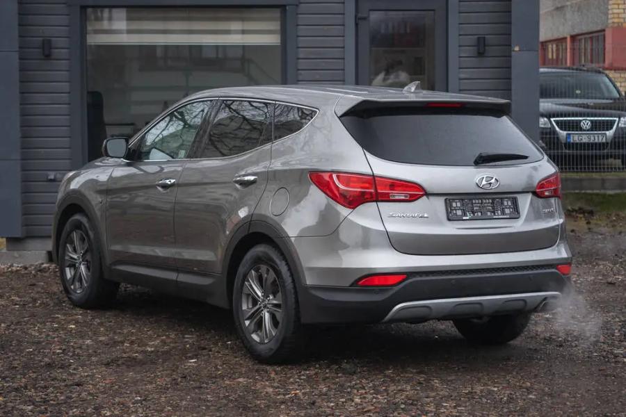 Pelēks Hyundai Santa Fe 2012 Liepāja, ar dzinēja tilpumu 2.40 L un nobraukumu 146 tūkst. km par 9800 €, foto 3 vietnē AUTOMOTO.COM.LV
