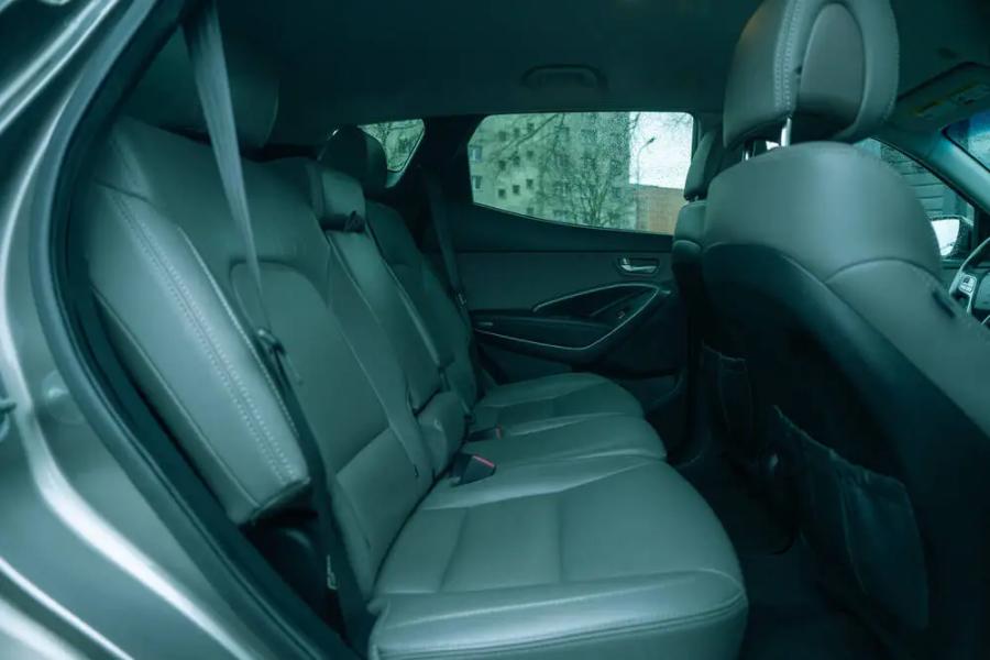 Pelēks Hyundai Santa Fe 2012 Liepāja, ar dzinēja tilpumu 2.40 L un nobraukumu 146 tūkst. km par 9800 €, foto 12 vietnē AUTOMOTO.COM.LV