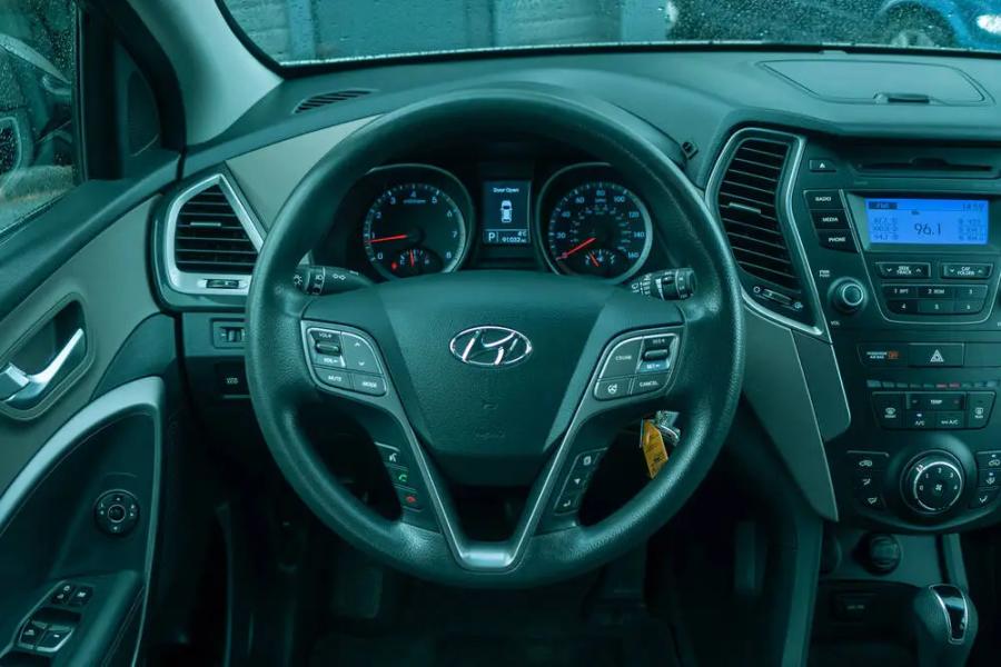Pelēks Hyundai Santa Fe 2012 Liepāja, ar dzinēja tilpumu 2.40 L un nobraukumu 146 tūkst. km par 9800 €, foto 15 vietnē AUTOMOTO.COM.LV