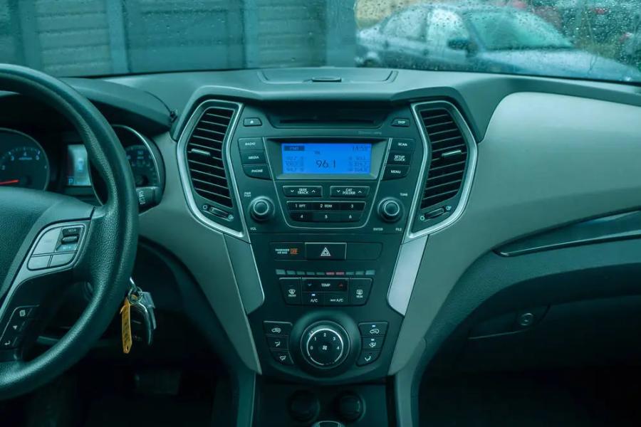 Pelēks Hyundai Santa Fe 2012 Liepāja, ar dzinēja tilpumu 2.40 L un nobraukumu 146 tūkst. km par 9800 €, foto 16 vietnē AUTOMOTO.COM.LV
