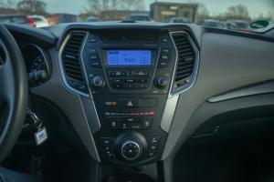 Grey Hyundai Santa Fe 2012 in Riga, with an engine capacity of 2.40 L and mileage of 146 thousand km for 11200 €, photo 7 on AUTOMOTO.COM.LV