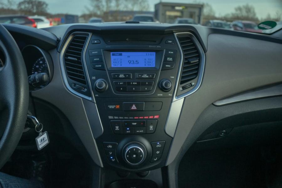 Grey Hyundai Santa Fe 2012 in Riga, with an engine capacity of 2.40 L and mileage of 146 thousand km for 11200 €, photo 7 on AUTOMOTO.COM.LV