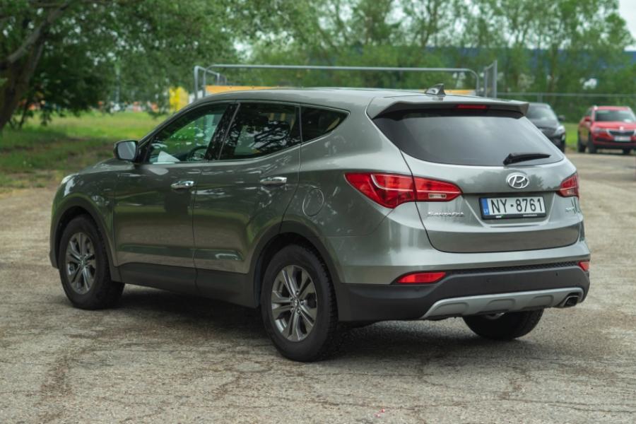 Grey Hyundai Santa Fe 2012 in Riga, with an engine capacity of 2.40 L and mileage of 146 thousand km for 11200 €, photo 9 on AUTOMOTO.COM.LV
