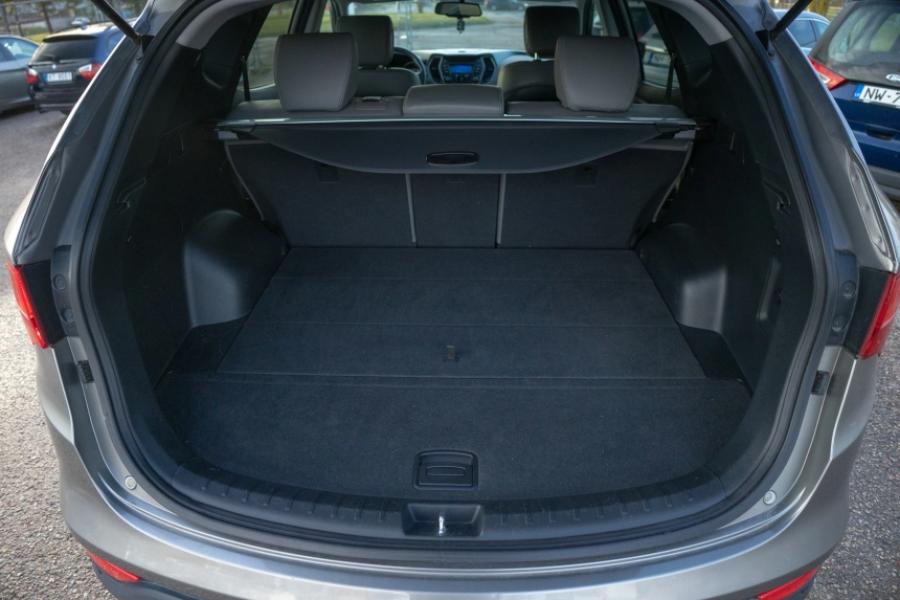 Grey Hyundai Santa Fe 2012 in Riga, with an engine capacity of 2.40 L and mileage of 146 thousand km for 11200 €, photo 23 on AUTOMOTO.COM.LV