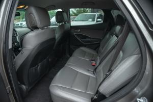 Grey Hyundai Santa Fe 2012 in Riga, with an engine capacity of 2.40 L and mileage of 146 thousand km for 11200 €, photo 27 on AUTOMOTO.COM.LV