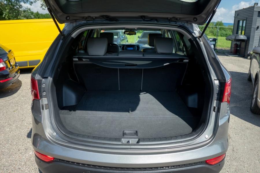 Grey Hyundai Santa Fe 2012 in Riga, with an engine capacity of 2.40 L and mileage of 146 thousand km for 11200 €, photo 28 on AUTOMOTO.COM.LV