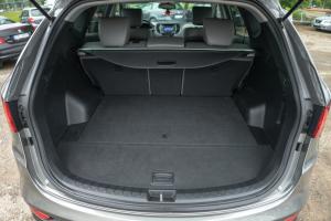 Grey Hyundai Santa Fe 2012 in Riga, with an engine capacity of 2.40 L and mileage of 146 thousand km for 11200 €, photo 29 on AUTOMOTO.COM.LV