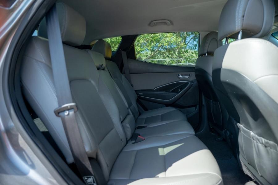 Grey Hyundai Santa Fe 2012 in Riga, with an engine capacity of 2.40 L and mileage of 146 thousand km for 11200 €, photo 31 on AUTOMOTO.COM.LV