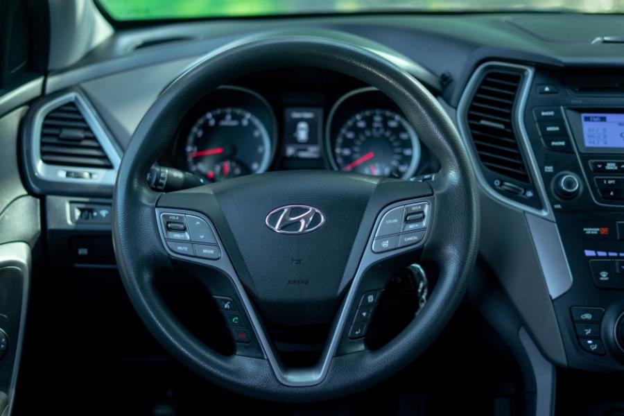 Grey Hyundai Santa Fe 2012 in Riga, with an engine capacity of 2.40 L and mileage of 146 thousand km for 11200 €, photo 37 on AUTOMOTO.COM.LV