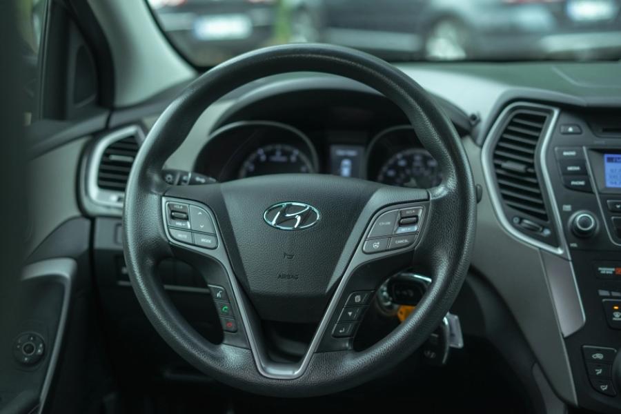 Grey Hyundai Santa Fe 2012 in Riga, with an engine capacity of 2.40 L and mileage of 146 thousand km for 11200 €, photo 39 on AUTOMOTO.COM.LV