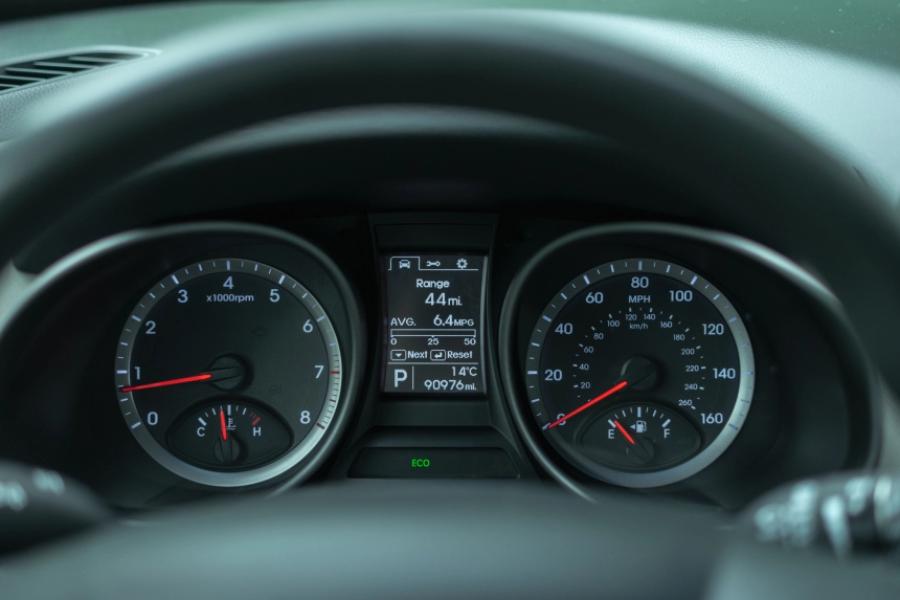 Grey Hyundai Santa Fe 2012 in Riga, with an engine capacity of 2.40 L and mileage of 146 thousand km for 11200 €, photo 43 on AUTOMOTO.COM.LV