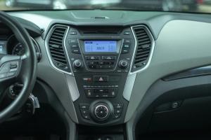 Grey Hyundai Santa Fe 2012 in Riga, with an engine capacity of 2.40 L and mileage of 146 thousand km for 11200 €, photo 45 on AUTOMOTO.COM.LV