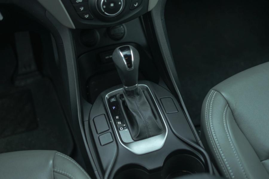 Grey Hyundai Santa Fe 2012 in Riga, with an engine capacity of 2.40 L and mileage of 146 thousand km for 11200 €, photo 47 on AUTOMOTO.COM.LV