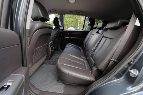Pelēks Hyundai Santa Fe 2012 Jelgava, ar dzinēja tilpumu 2.20 L un nobraukumu 377 tūkst. km par 4750 €, foto 9 vietnē AUTOMOTO.COM.LV