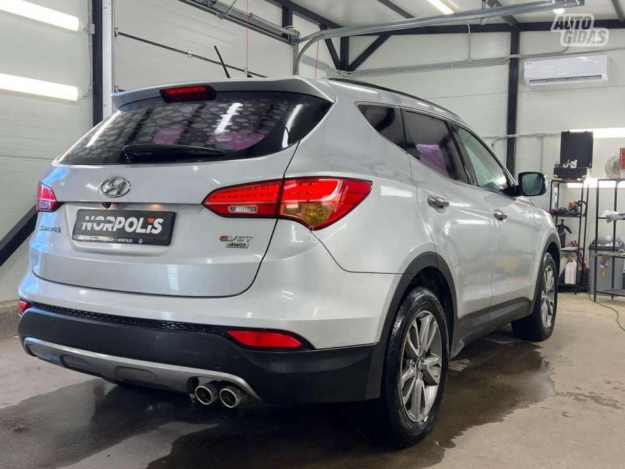 Grey Hyundai Santa Fe 2012 in Aukstieji Rusokai, with an engine capacity of 2.20 L and mileage of 225 thousand km for 9900 €, photo 12 on AUTOMOTO.COM.LV