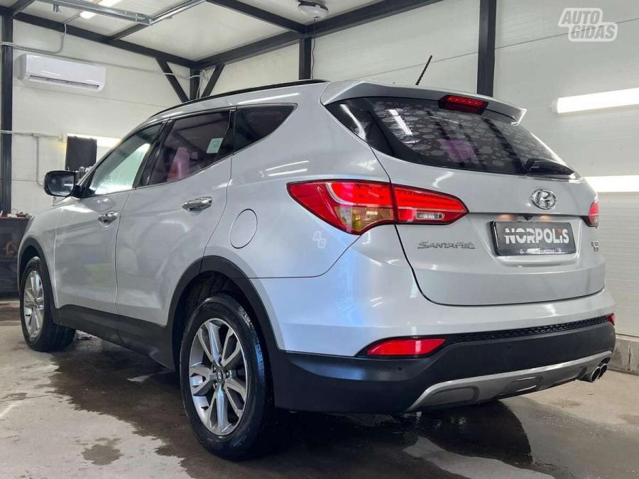 Grey Hyundai Santa Fe 2012 in Aukstieji Rusokai, with an engine capacity of 2.20 L and mileage of 225 thousand km for 9900 €, photo 13 on AUTOMOTO.COM.LV